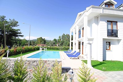 Villa Buğulu, Merkezi Konumda, Geniş Havuz ve 4 Odalı